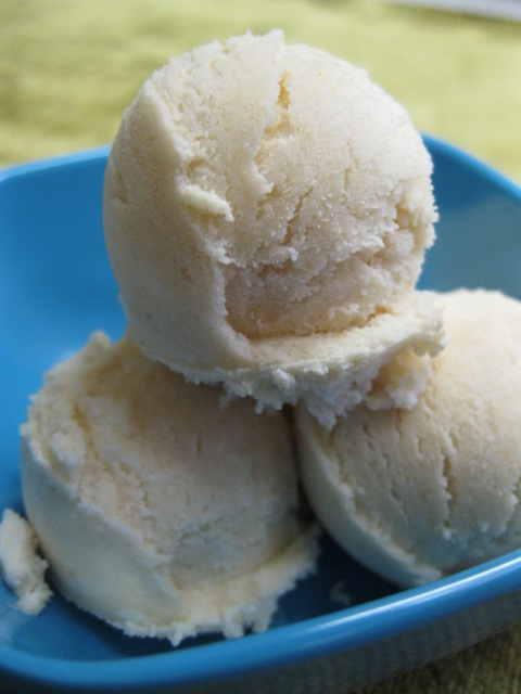 Daily happiness: Kem Sa-Pô-Chê -- Sapodilla ice cream