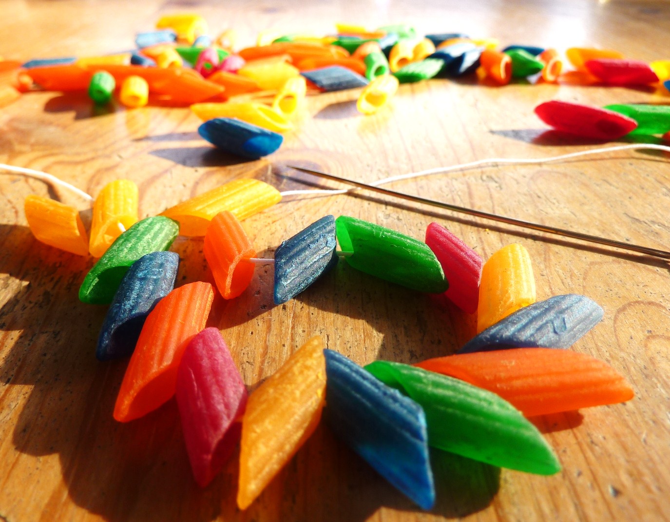 DE GULLE AARDE: gekleurde pasta kralen