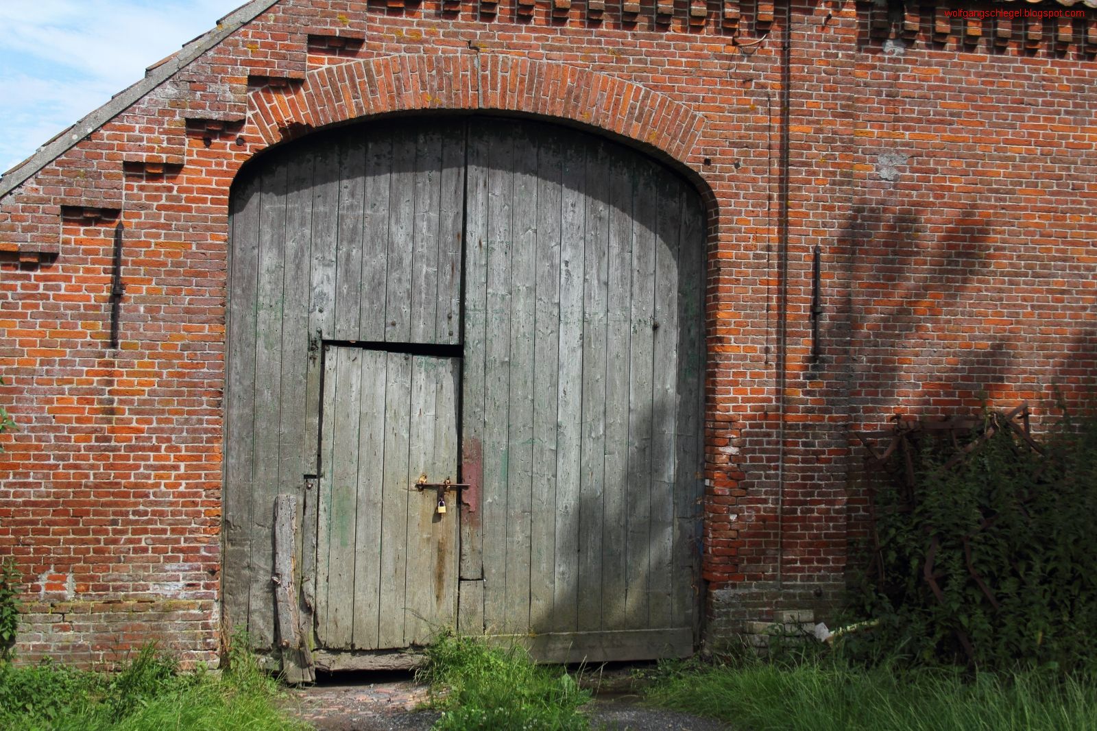 wolfgangschlegel: scheunentor in hauen, hauener ring,nähe greetsiel