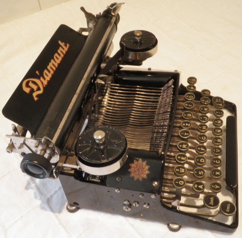 oz.Typewriter: The Diamant Portable Typewriter
