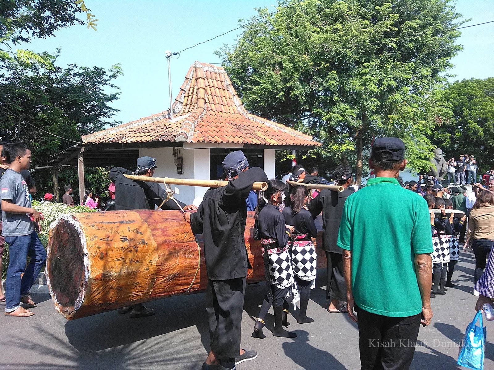 Kisah Klasik Duniaku: Berebut Gunungan Sego Kethek di Ritual Sesaji Rewanda