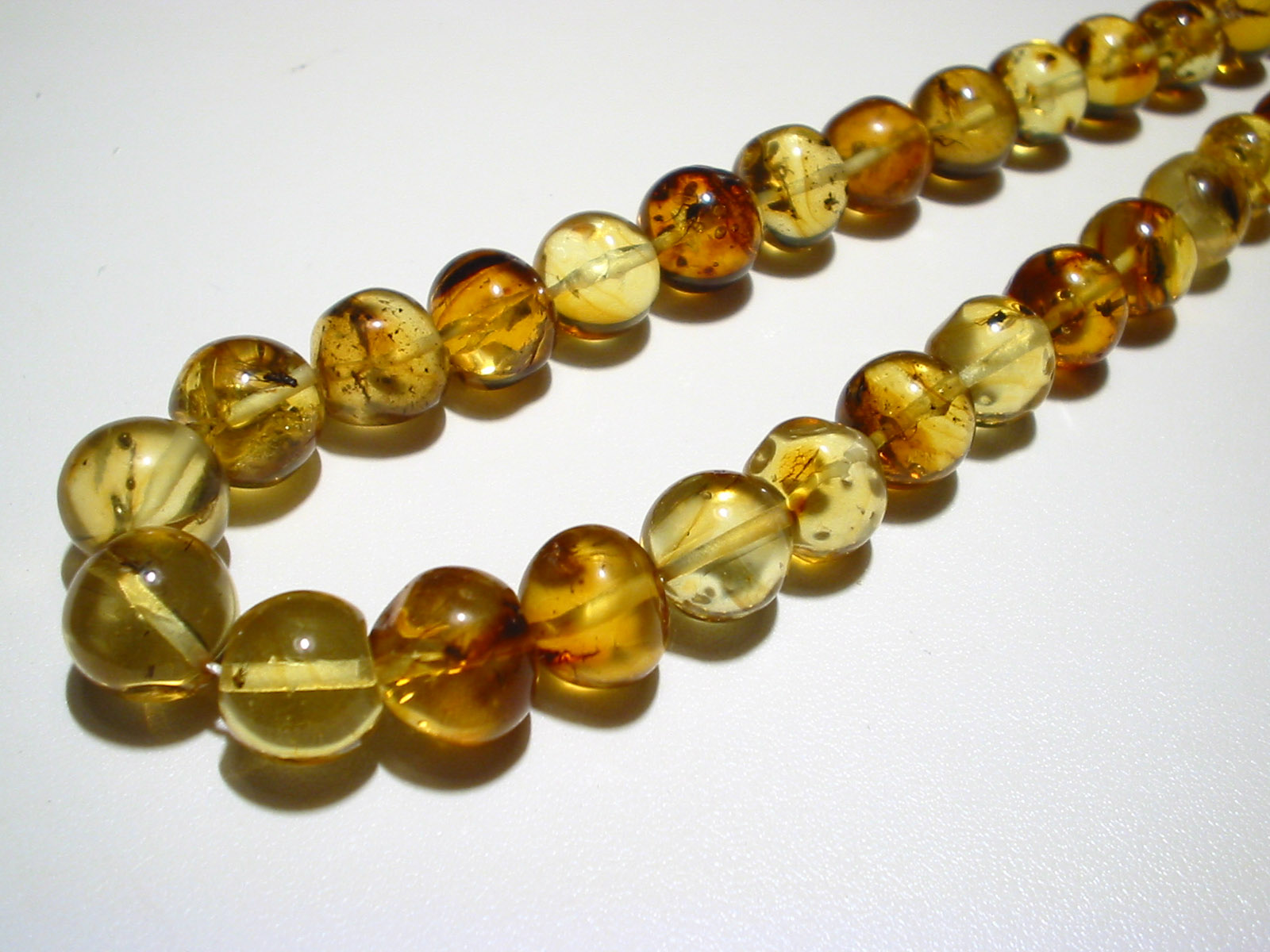 El Arte de la Orfebrería y Joyería : El ámbar no es una piedra