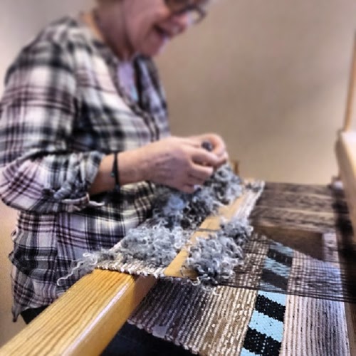 Härnösands vävstuga: Matta i dubbelbindning och med lösull i kanten.