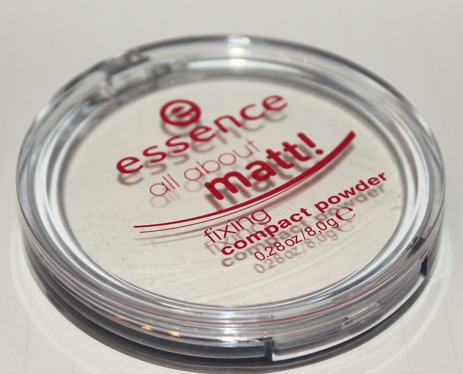 Maandagmorgenmodel: Essence - All about matt! - Fixing compact powder.