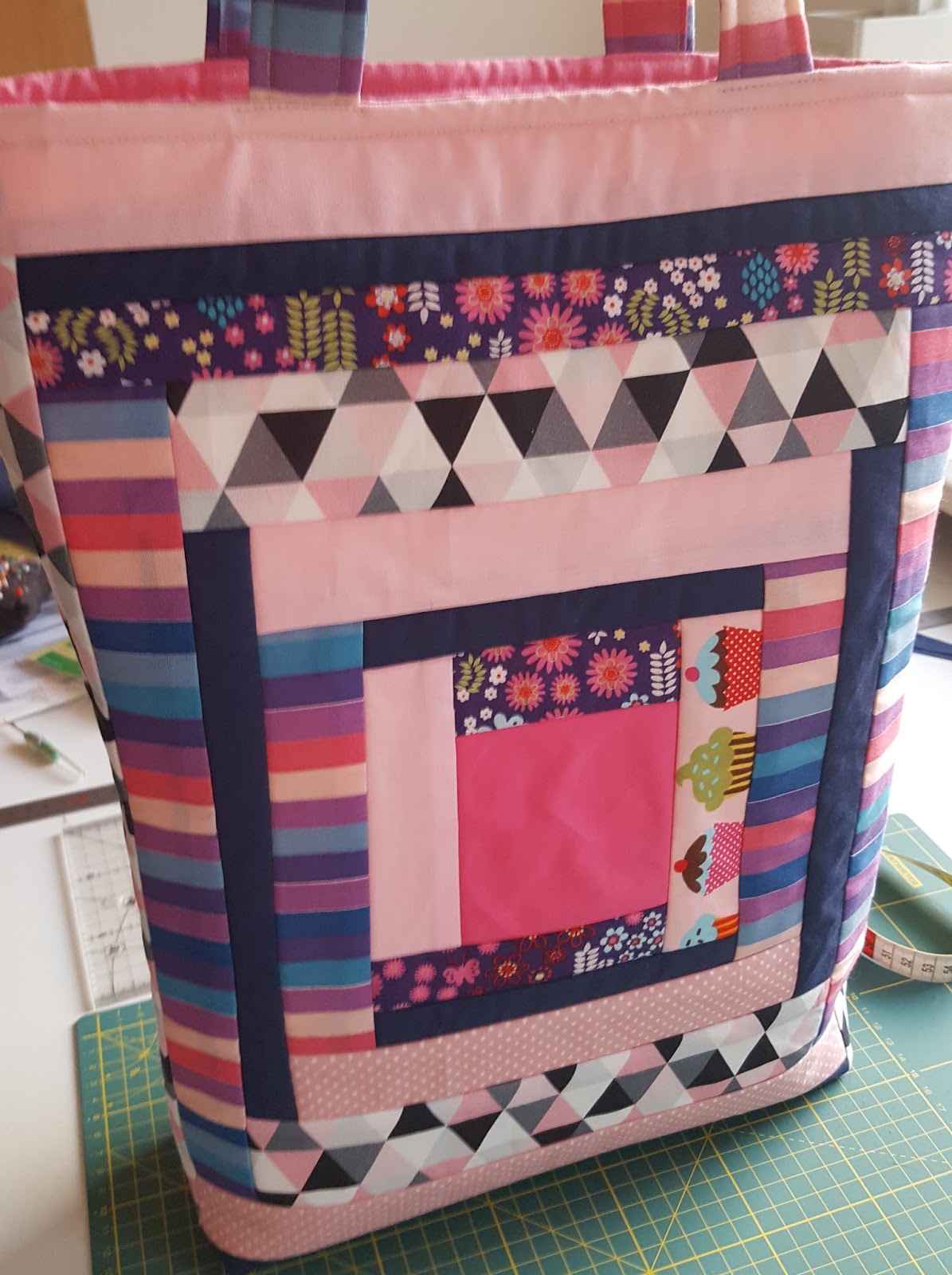 Kinga Wierzbicka: Torba patchworkowa na piance metodą log cabin