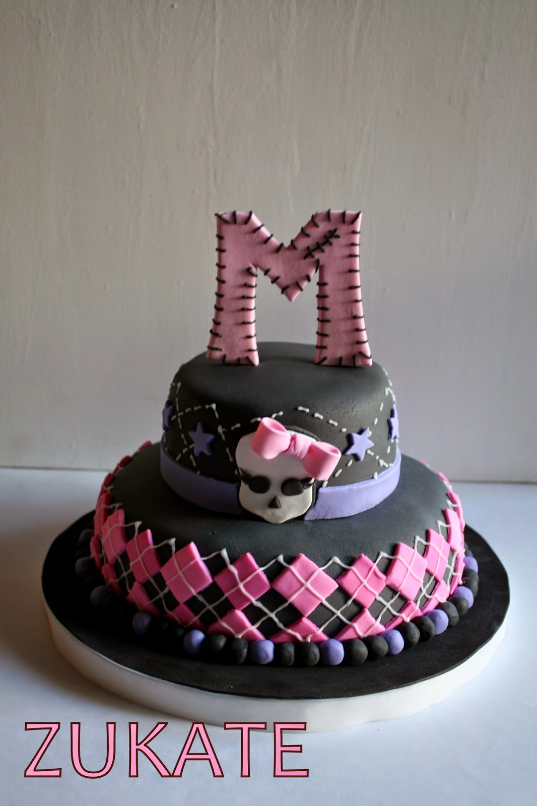 TORTA DE HIGH MONSTER DOLLS PARA MAITENA | ZUKATE