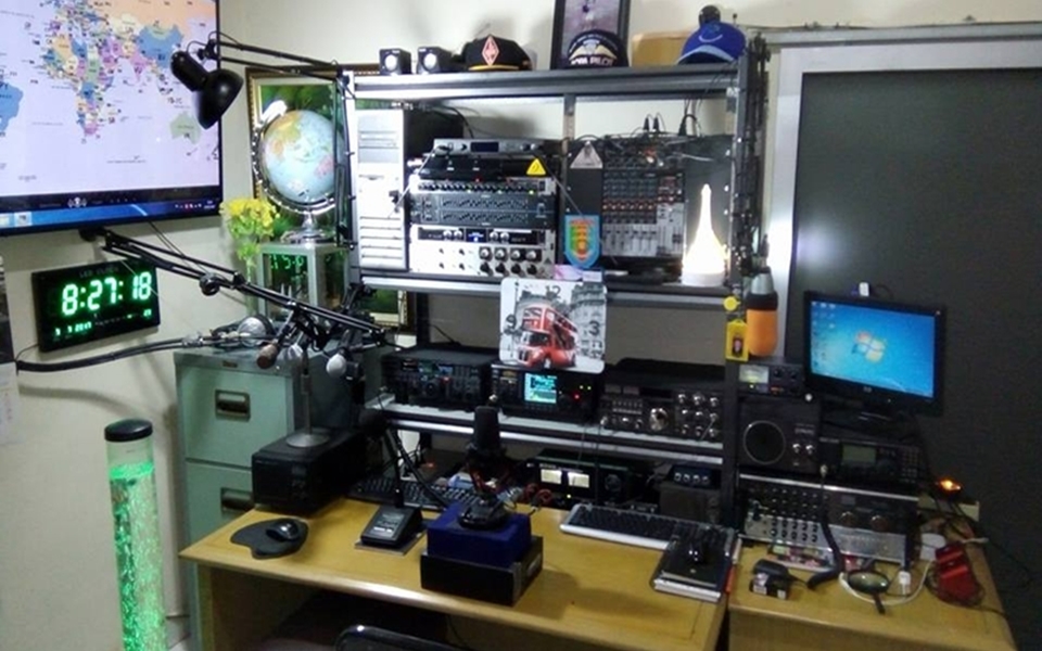 TAMPILAN SET DEPAN OPERATOR ROOM RADIO STATION EKAJAYA-YC4TW