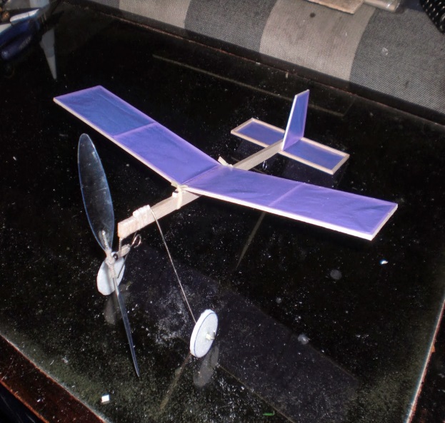 MODEL PESAWAT TERBANG TENAGA KARET DENGAN PRINSIP AERODINAMIKA