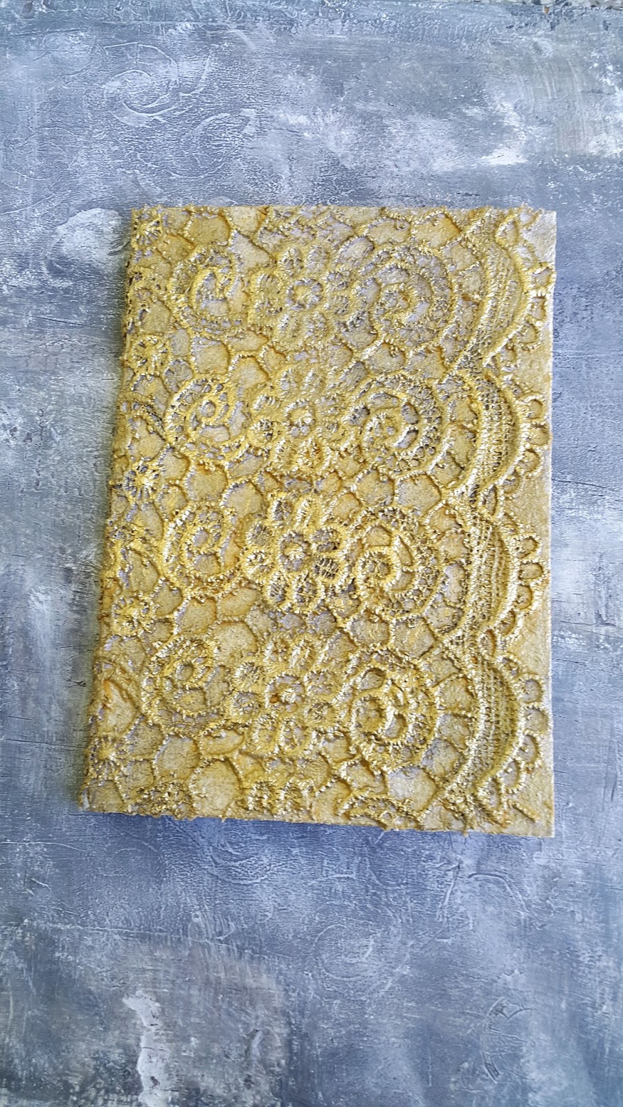 Martinel: Golden retro wedding lace book