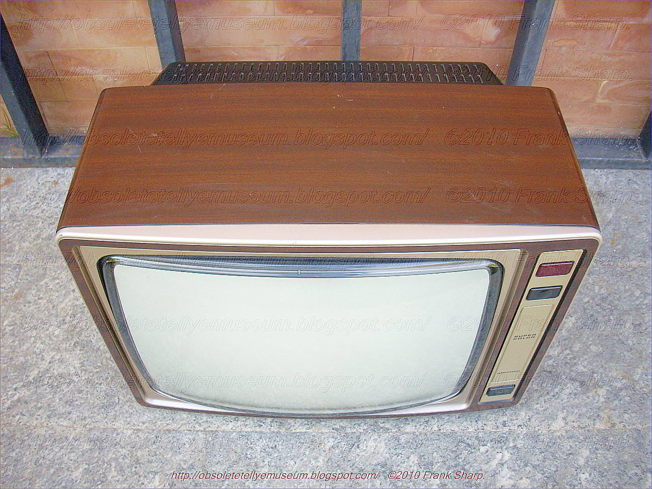 Obsolete Technology Tellye !: GRUNDIG SUPER COLOR 4232 YEAR 1978.