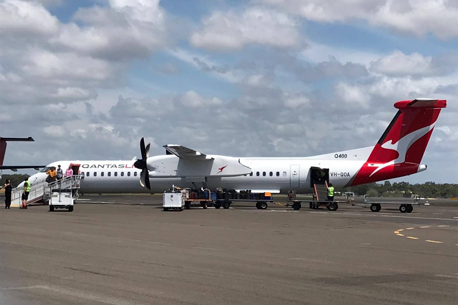 Central Queensland Plane Spotting: QantasLink Dash-8-Q400 VH-QOA First ...