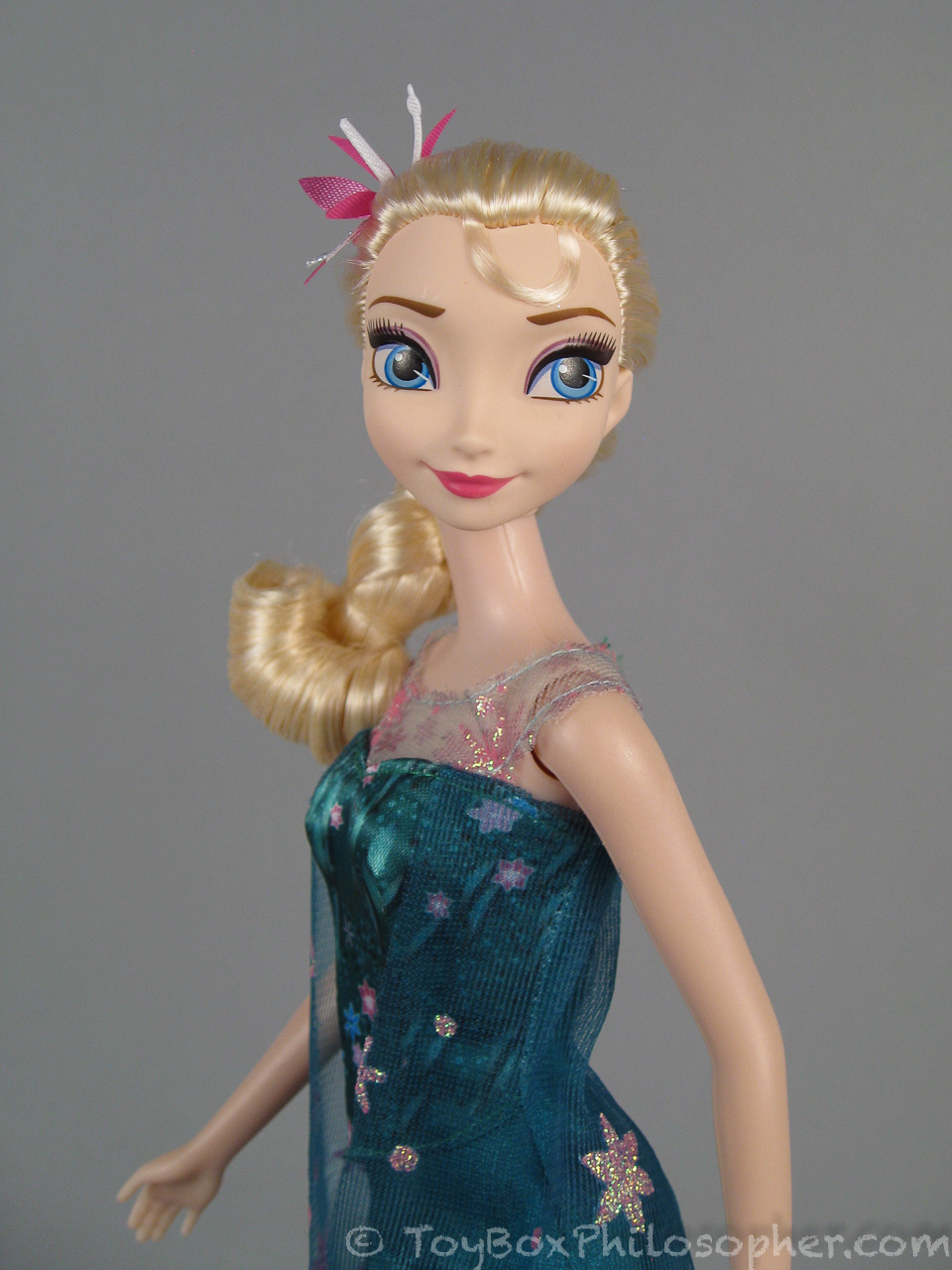 "Frozen Fever" Anna and Elsa Dolls--A Comparison Review! | The Toy Box ...