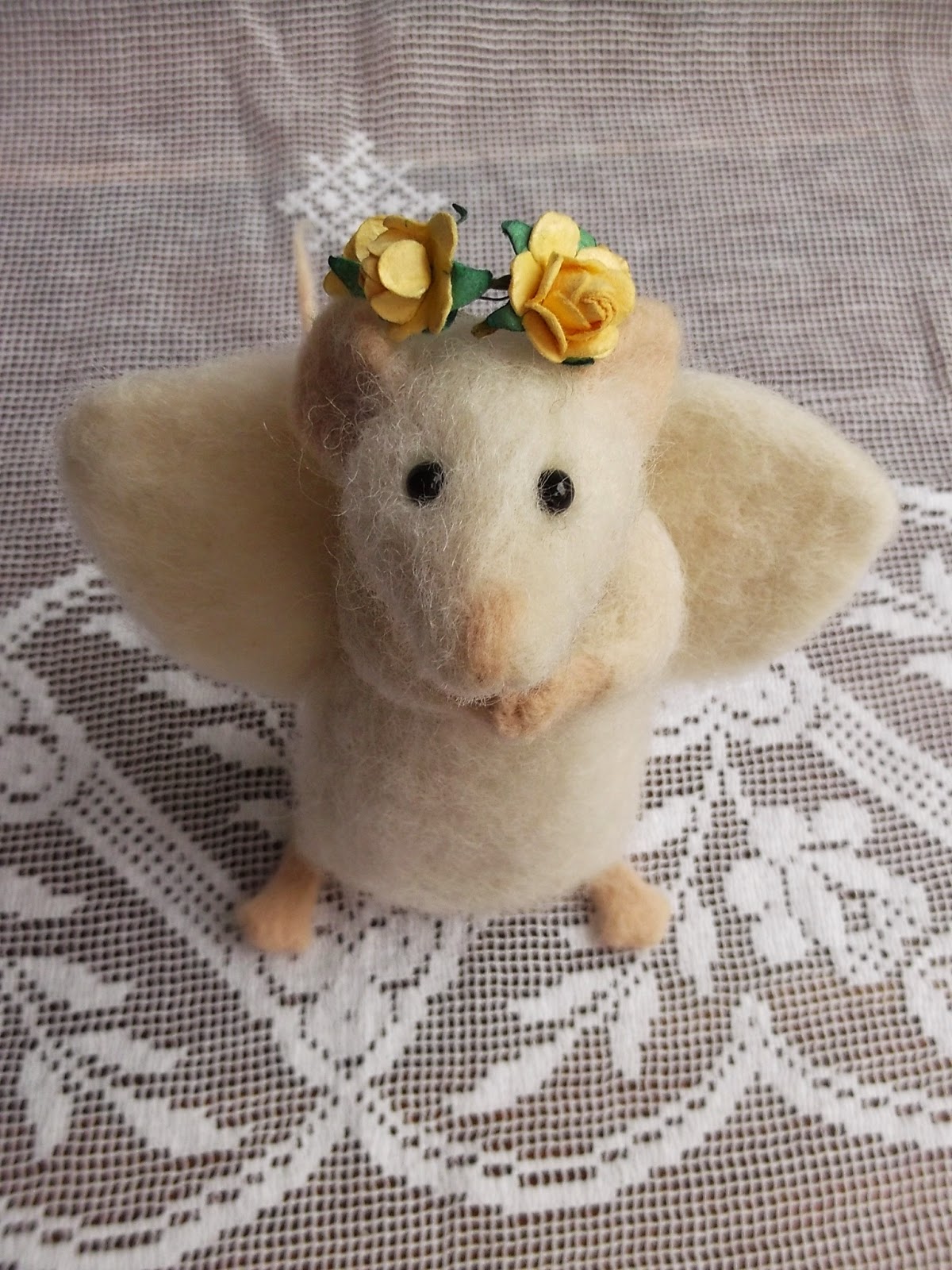 Love, Mrs Plop: Mouse Angel gets a flower garland :)