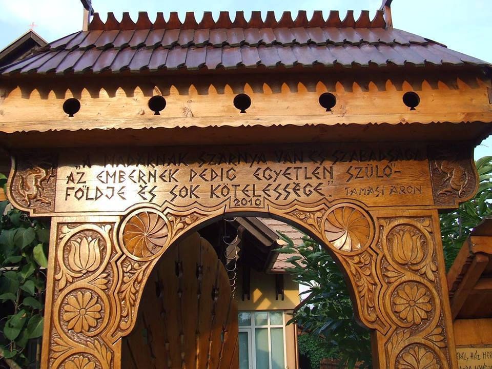 A MAGYAROK TUDÁSA: Székelykapuk és Kopjafák