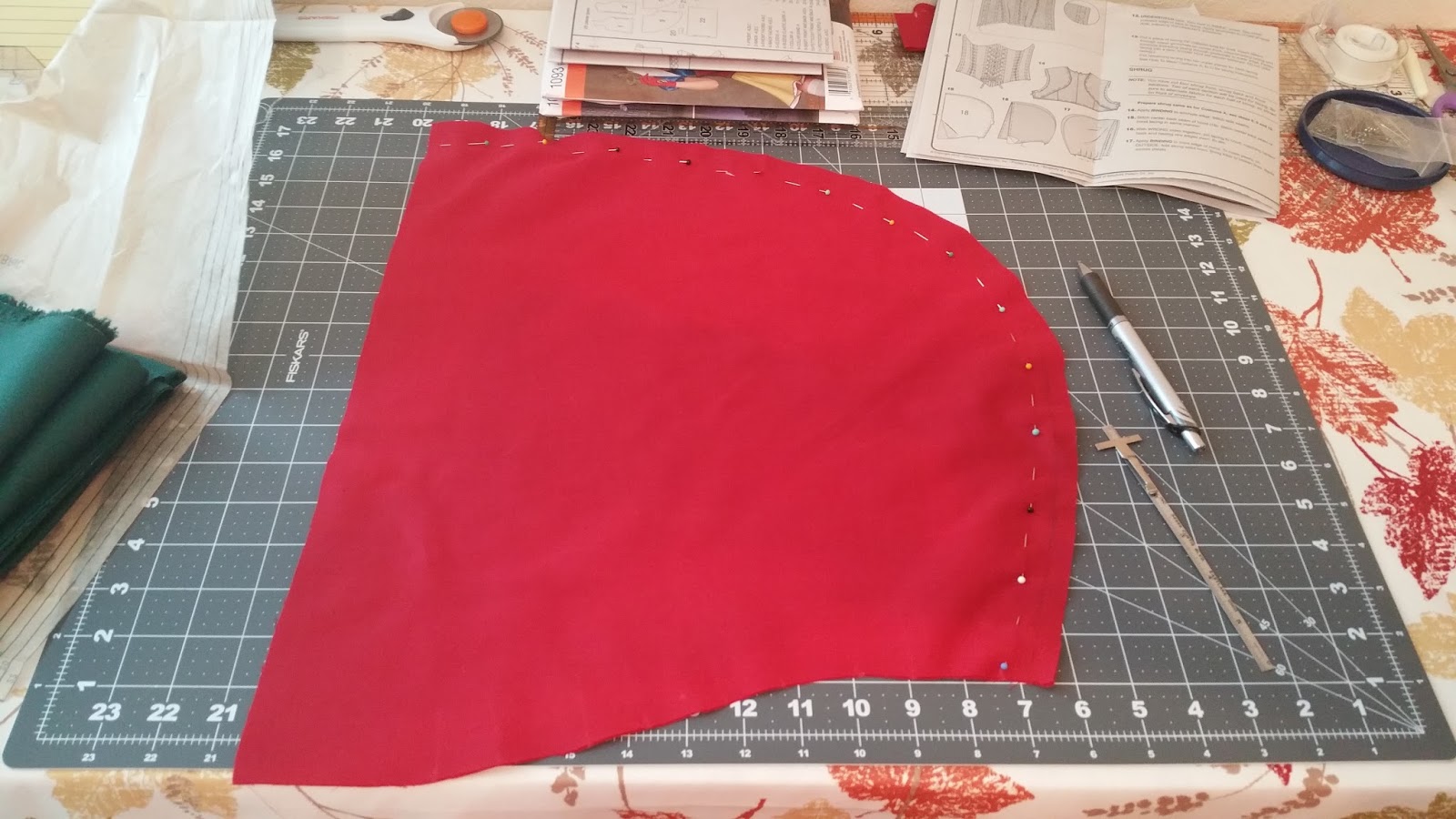 Danielle Sews: Simplicity 1091 Part 1 - Poison Ivy Hood