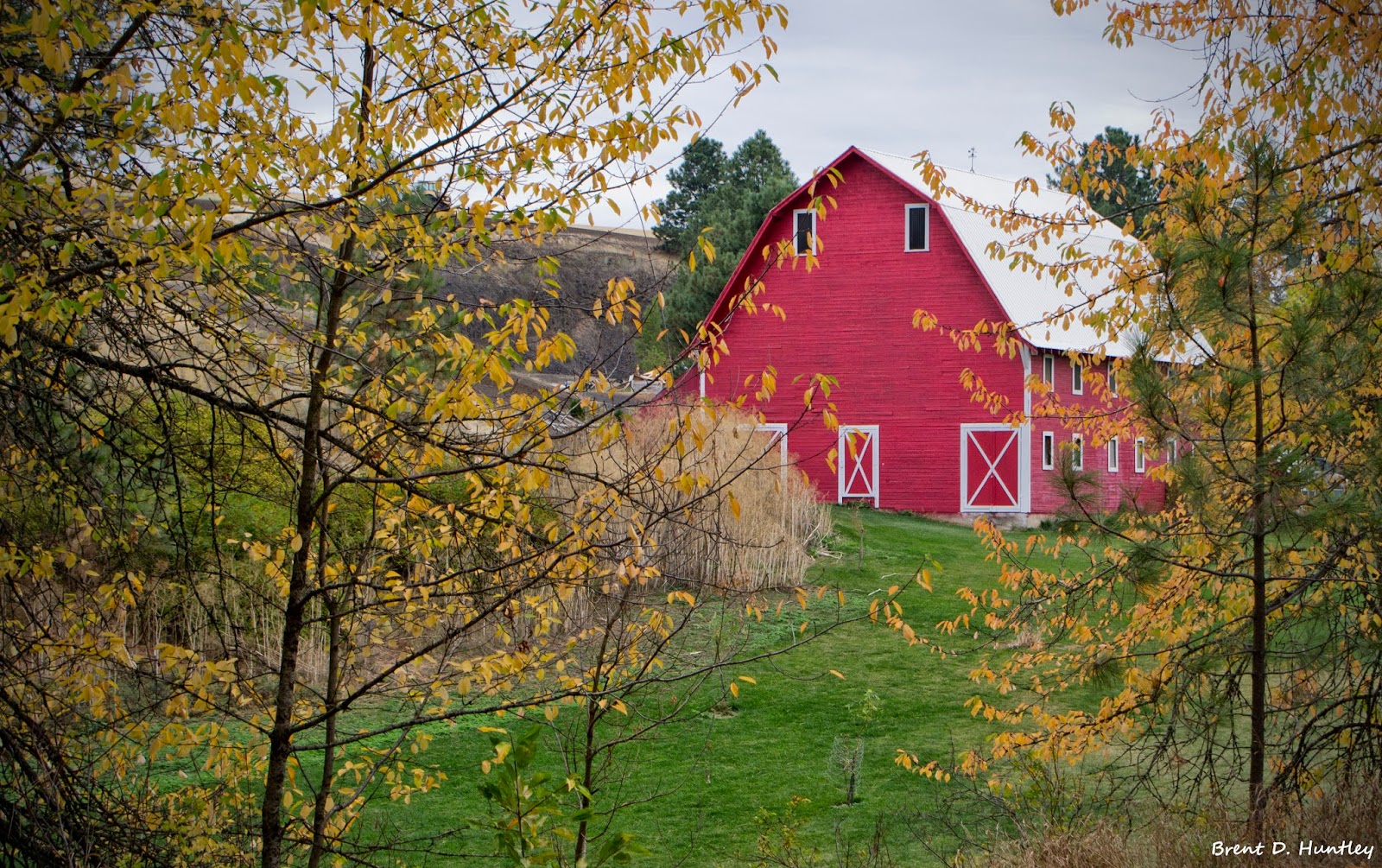 Travel & Landscape Photography: Red Barn in Fall