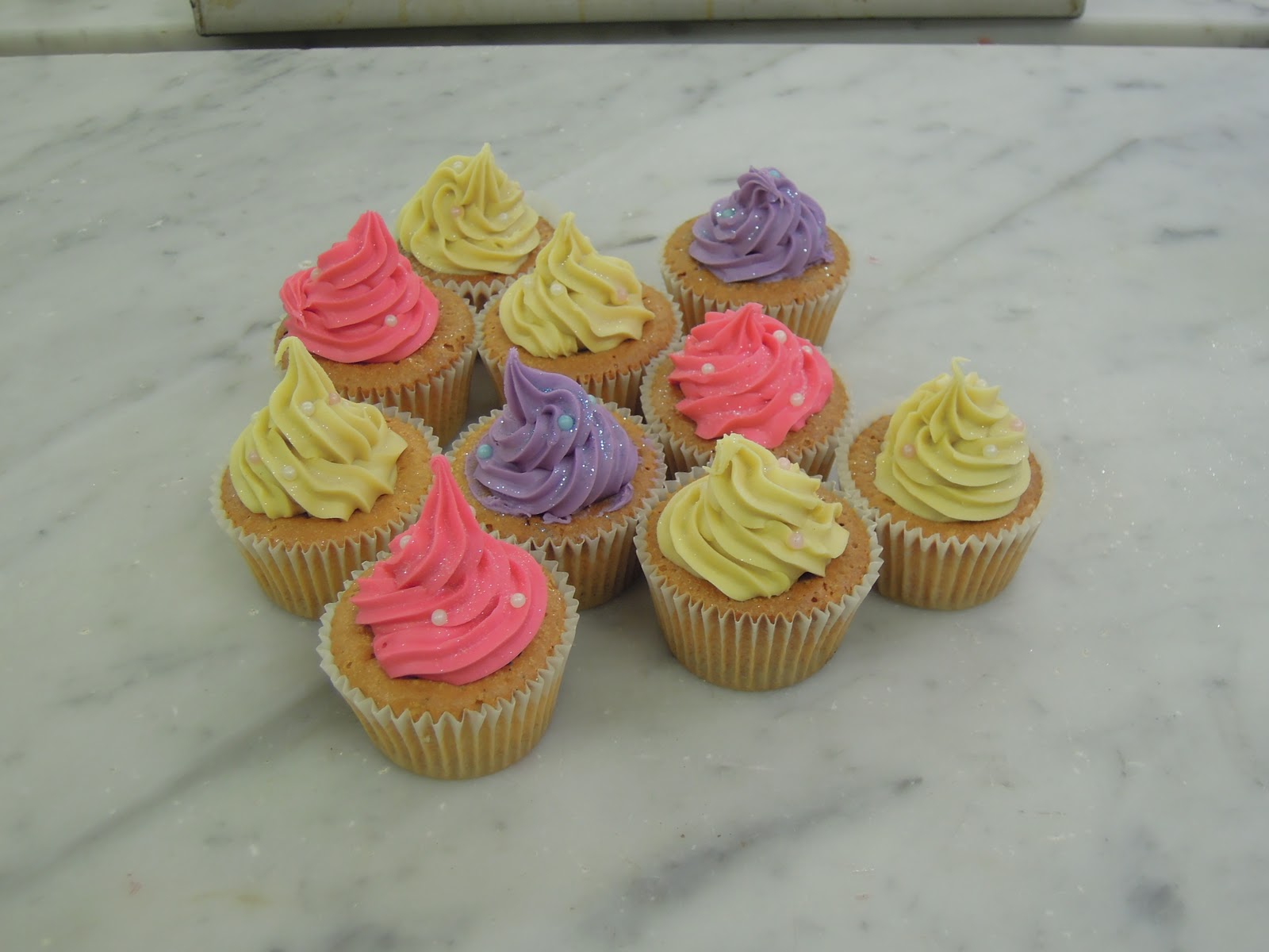 The Family Cake Company Blog: Some Pretty Cool Cakes