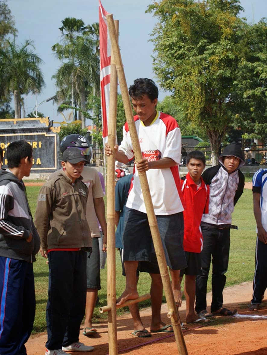 OLAHRAGA REKREASI: Permainan EGRANG