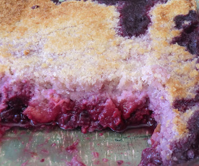 Crumble aux fruits rouges, aux poires et à la farine de coco sans ...