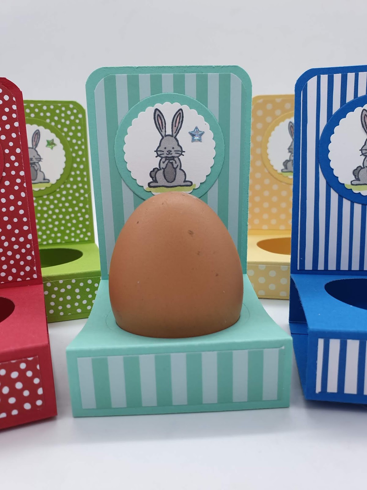 Danis Bastelzauber: Bunte Eierhalter zu Ostern