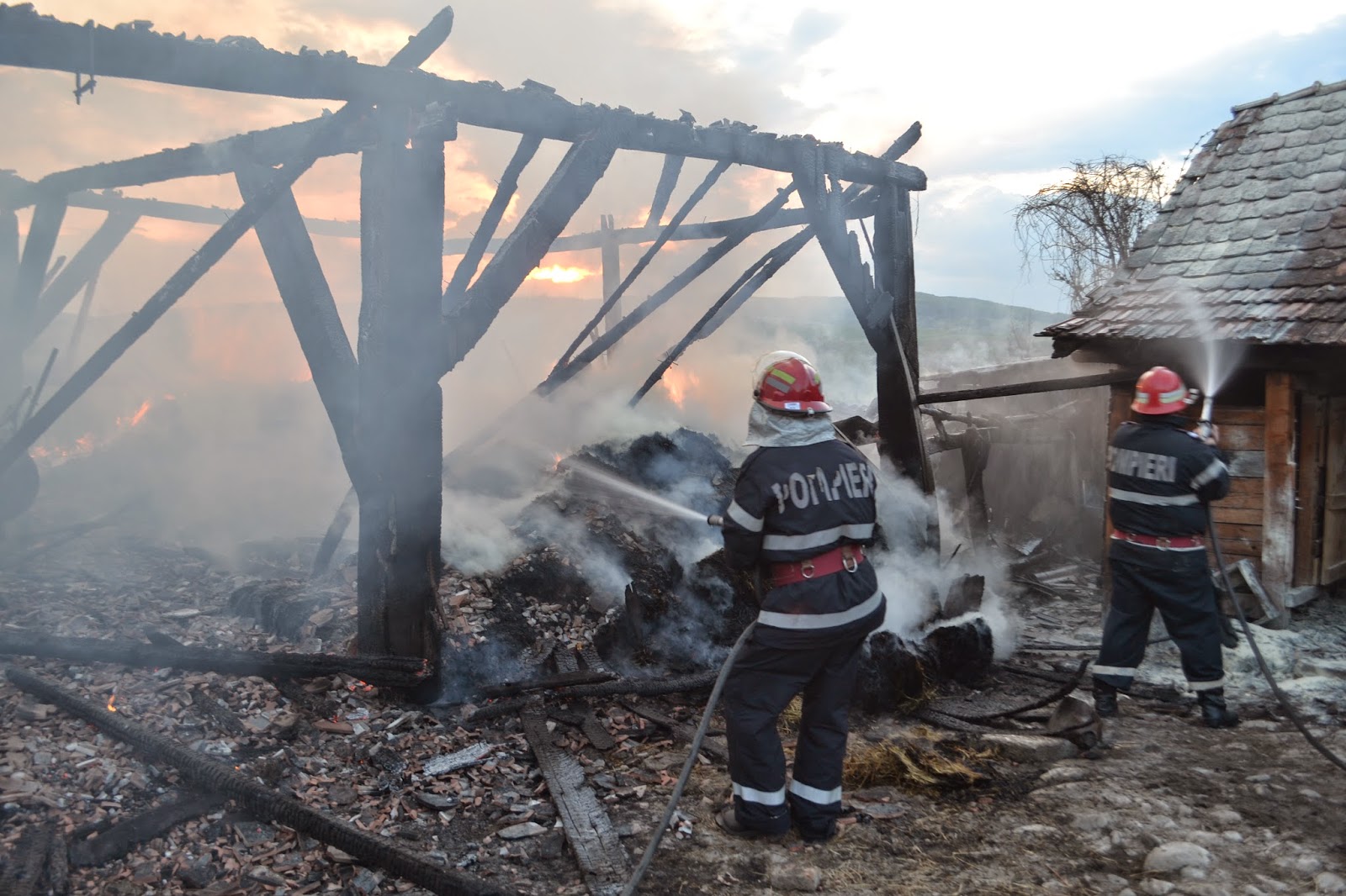 FOTO - Incendiu puternic: un depozit a ars din temelii | MEDIAŞ ...