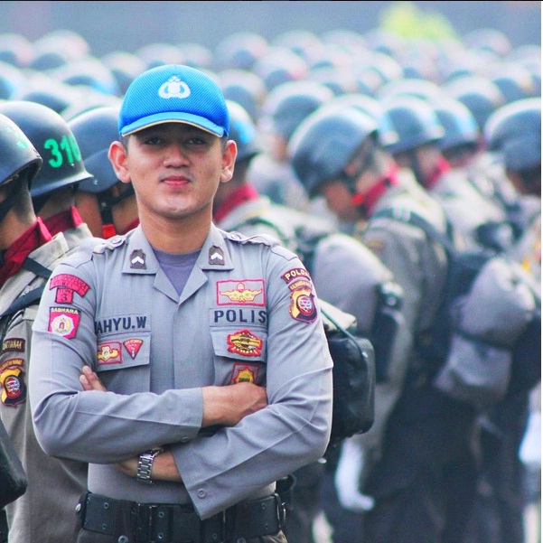 Foto Polisi Muda - Zona Gratis