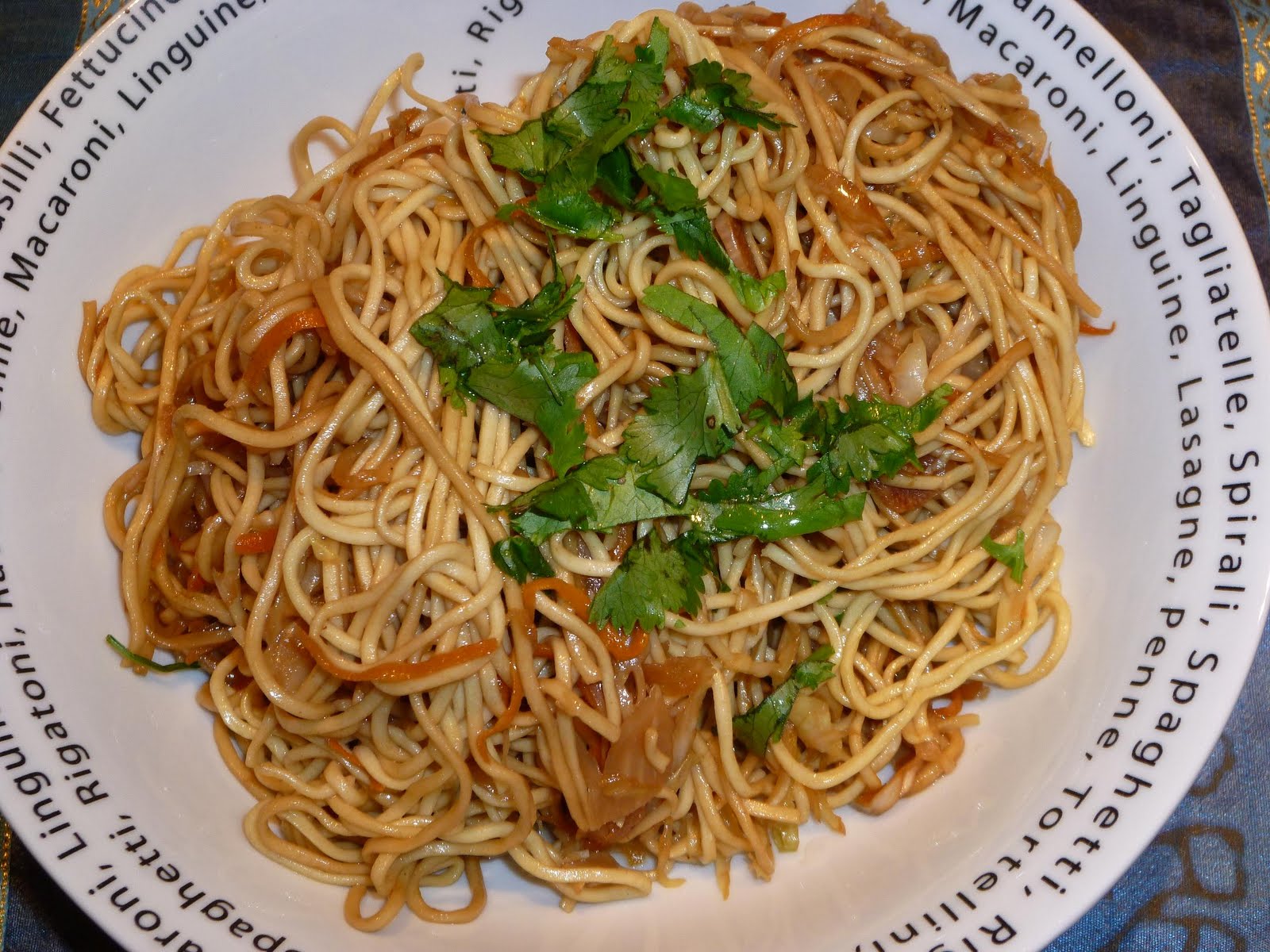 Saveurs et Expériences : Mines Frit Mauriciennes & Sauce à l'Ail