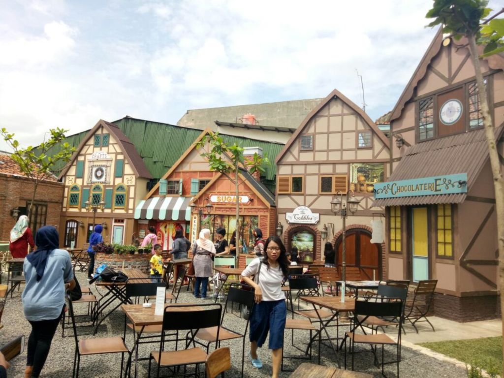 Hangout dan Menikmati ‘Pedesaan Eropa’ di Giggle Box Village Kompol ...