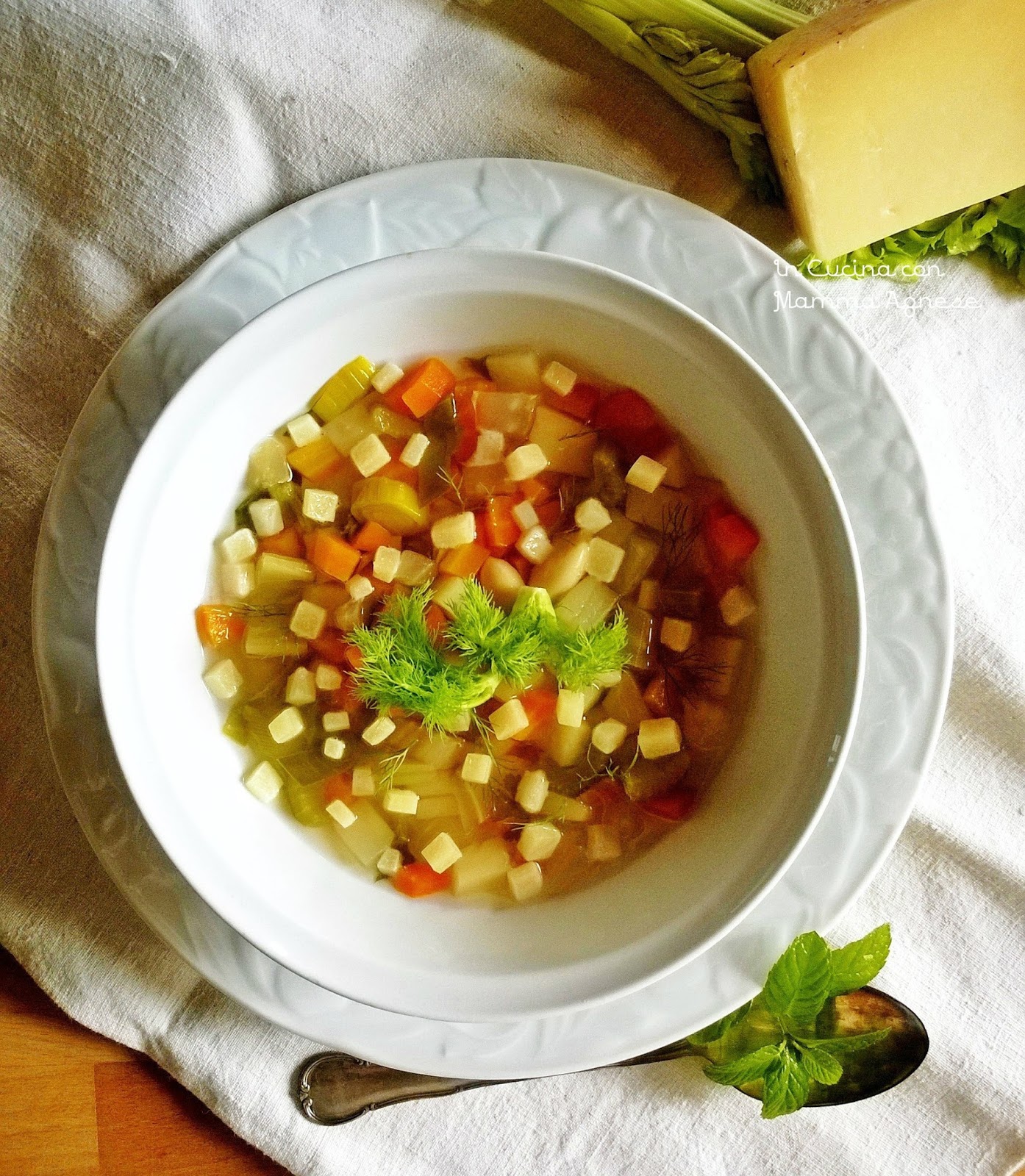 Come fare il Brodo di Verdure - Ricetta Vegetariana 🍃 | In Cucina con ...