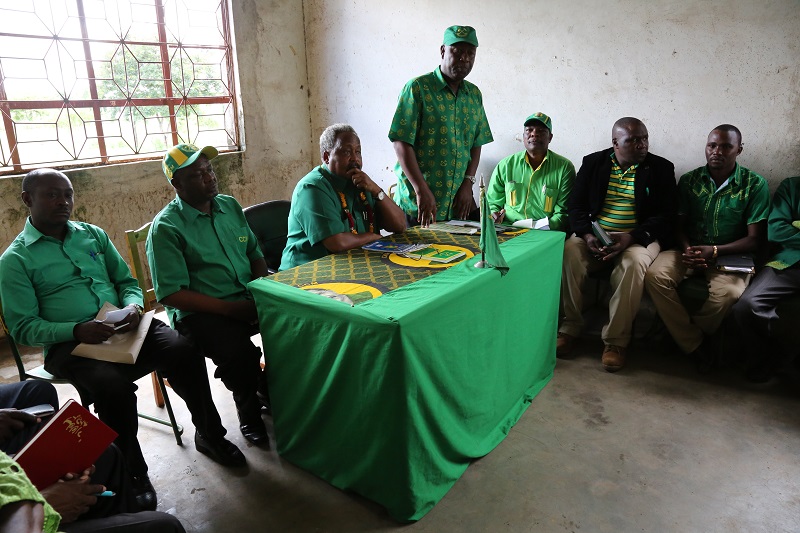 OLE SENDEKA AKUTANA NA MAKATIBU NA WAJUMBE WA KAMATI YA SIASA WILAYANI ...