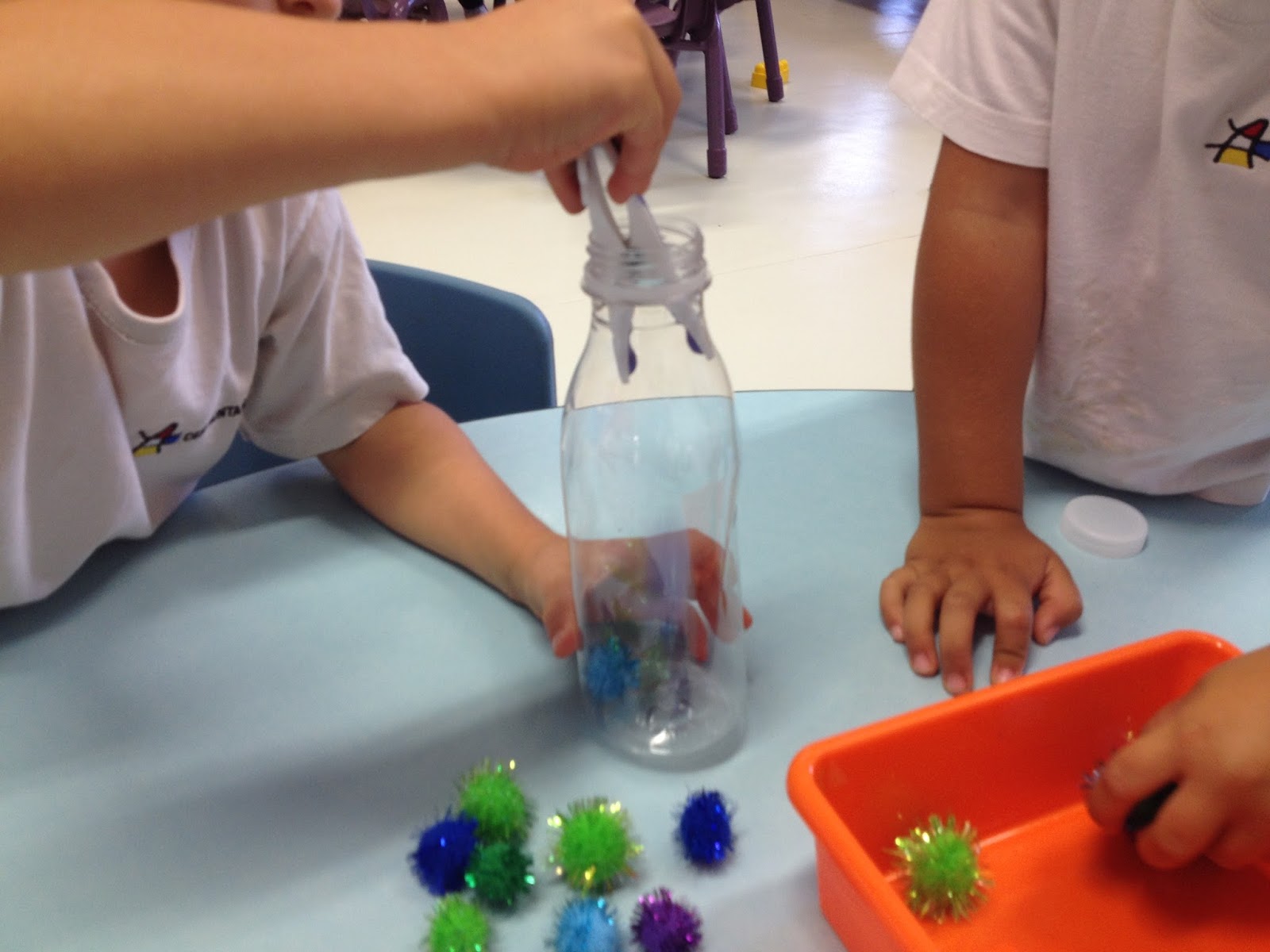 Pompones: juego de motricidad fina y pinza digital