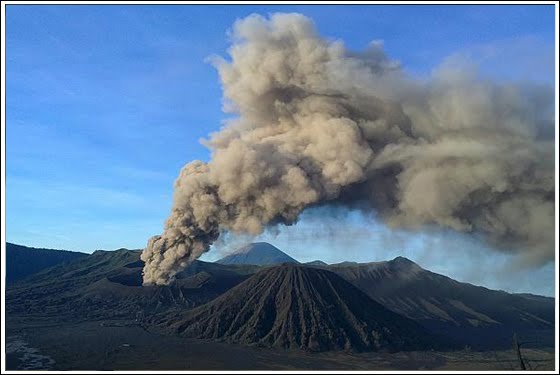 GEOLOGY around the world: Volcán Lewotolo, isla Lembata, Indonesia