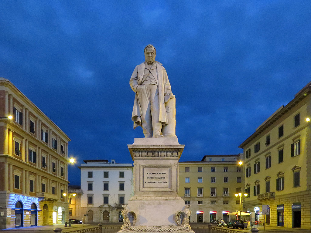 Livorno Daily Photo: Cavour at Night