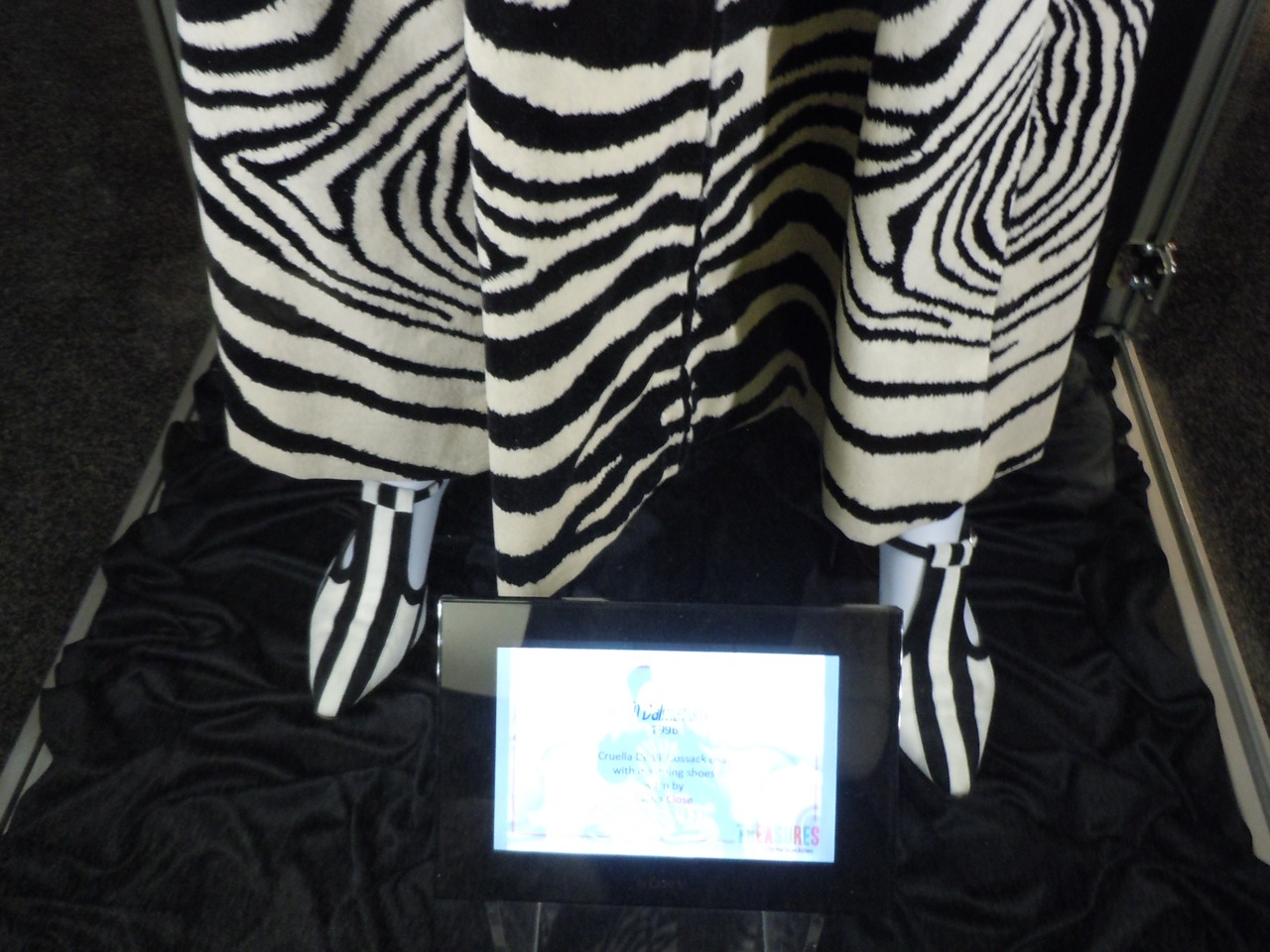 Glenn Close Cruella de Vil costumes from 101 and 102 Dalmatians ...