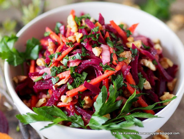 Surówka z kiszonych buraków, marchewki i gruszki | Smaczna Pyza