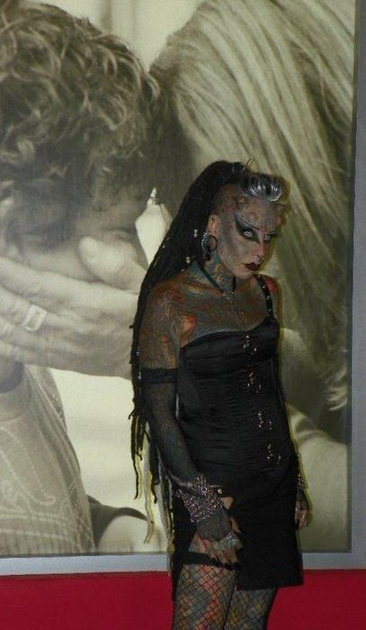 4amazingfun: Weird Goth Queen Pictures