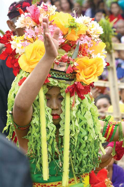 BUDAYA: TARIAN "MISTIS" SEBLANG
