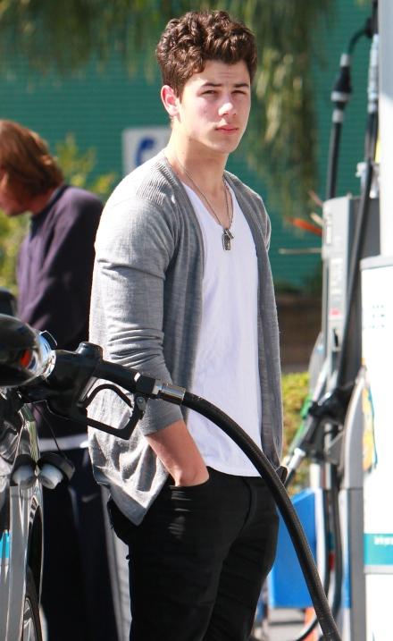 The Jonas Blog: Nick Jonas en la gasolinera