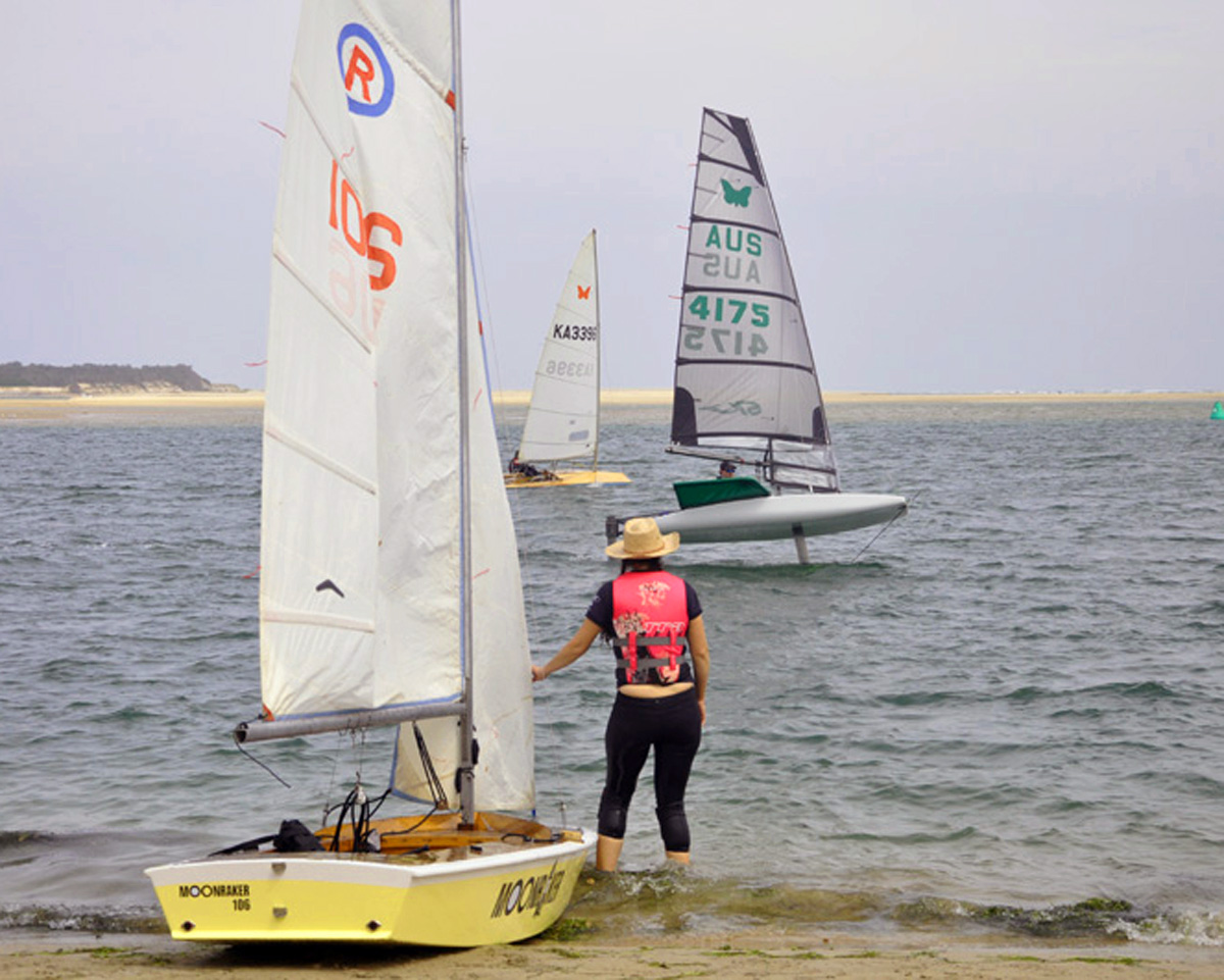 Earwigoagin: Two different scows at the Inverloch Classic Wooden Dinghy ...