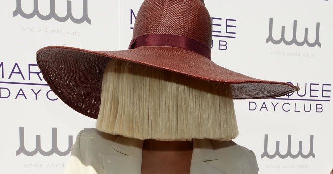 ¡Asi es la cara de SIA! | www.Lo+musical.com