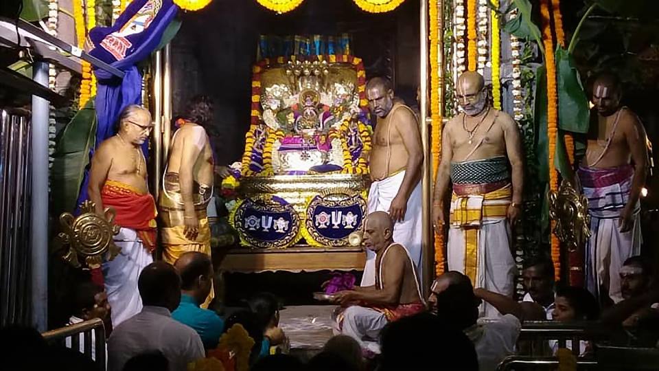 Vaikunta Ekadasi at Simhachalam Appanna Temple | 2017 Vaikunta Ekadasi ...