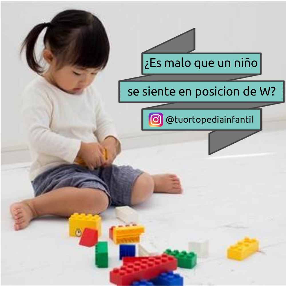 ¿Es malo que los bebes se sienten en posición de W?