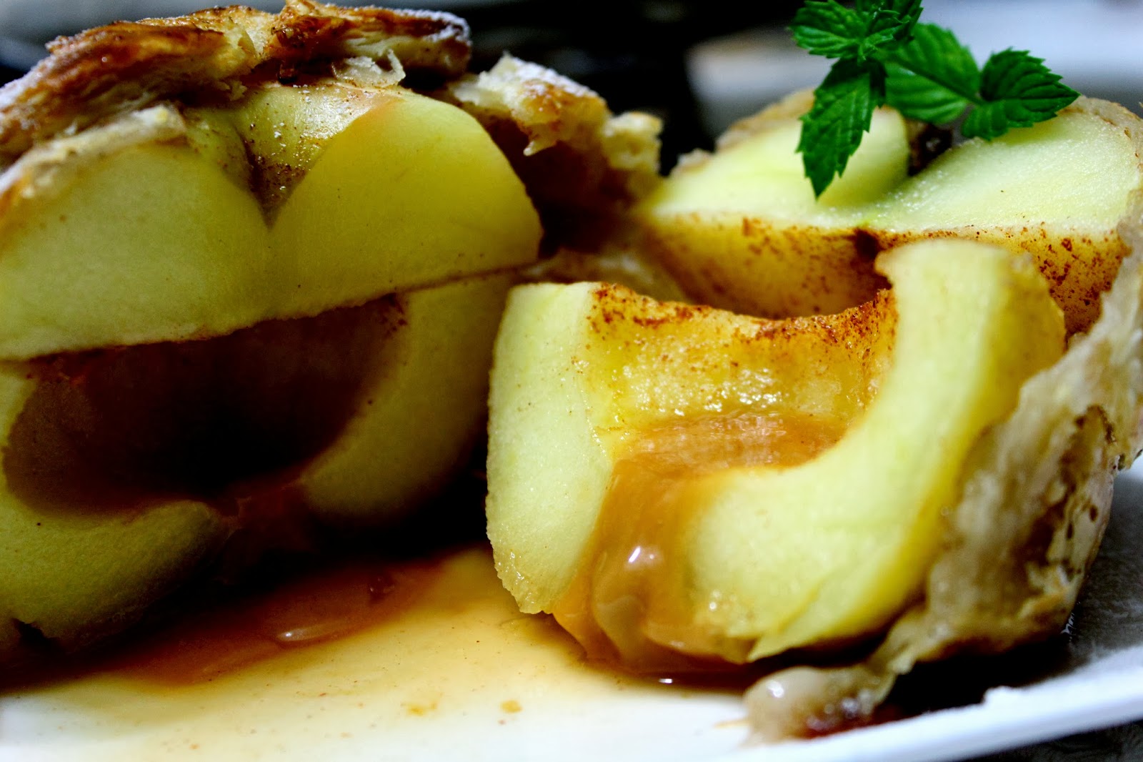 Cooking with Zoki: PUNJENE JABUKE SA KARAMELOM U LISNATOM TESTU