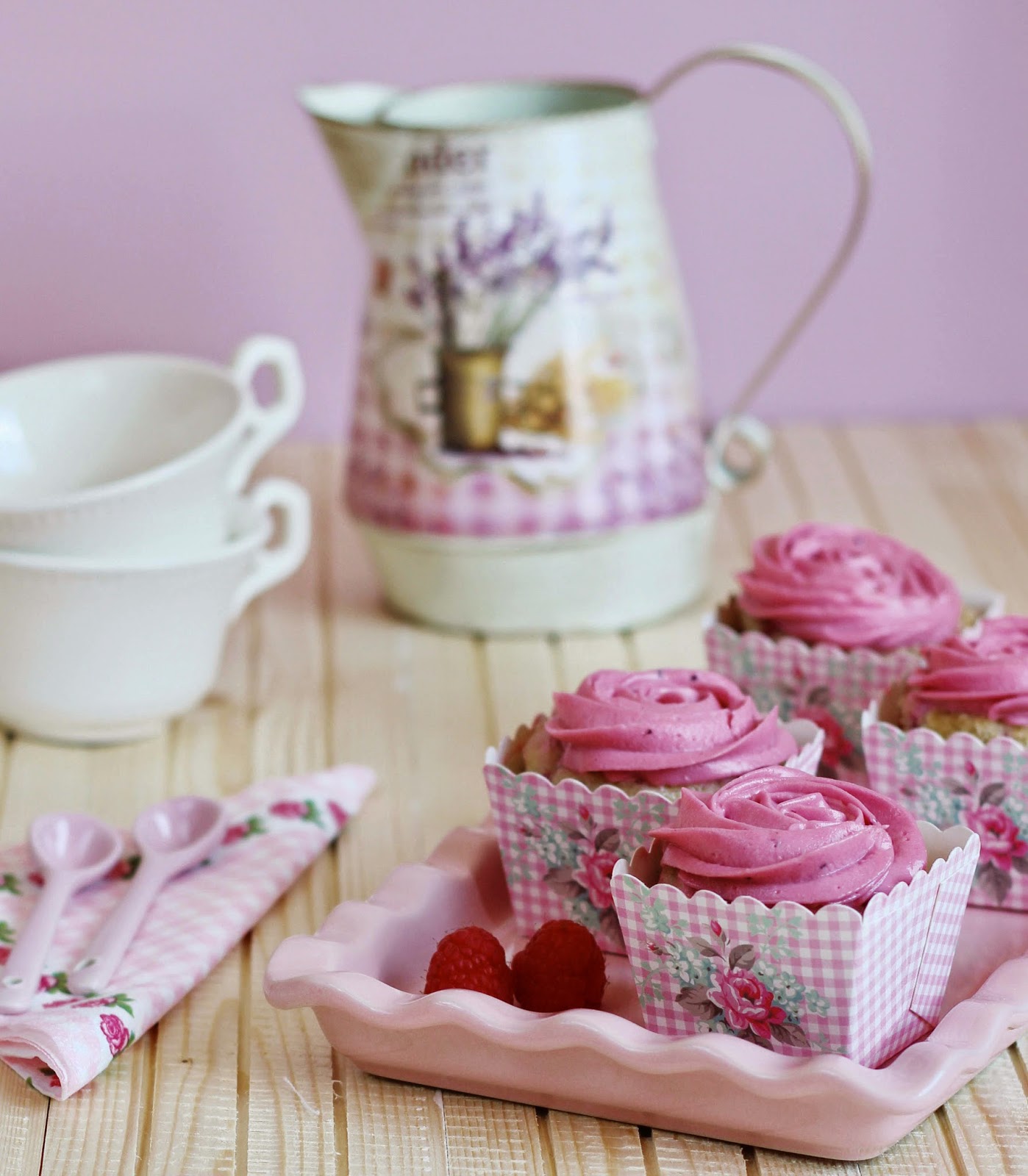 Cupcakes de frambuesa con frambuesa | Con aroma de vainilla - Recetas ...