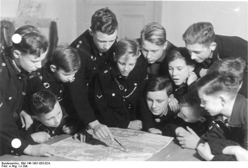 60 Vintage Photographs Document Daily Life of Hitler Youth Members ...