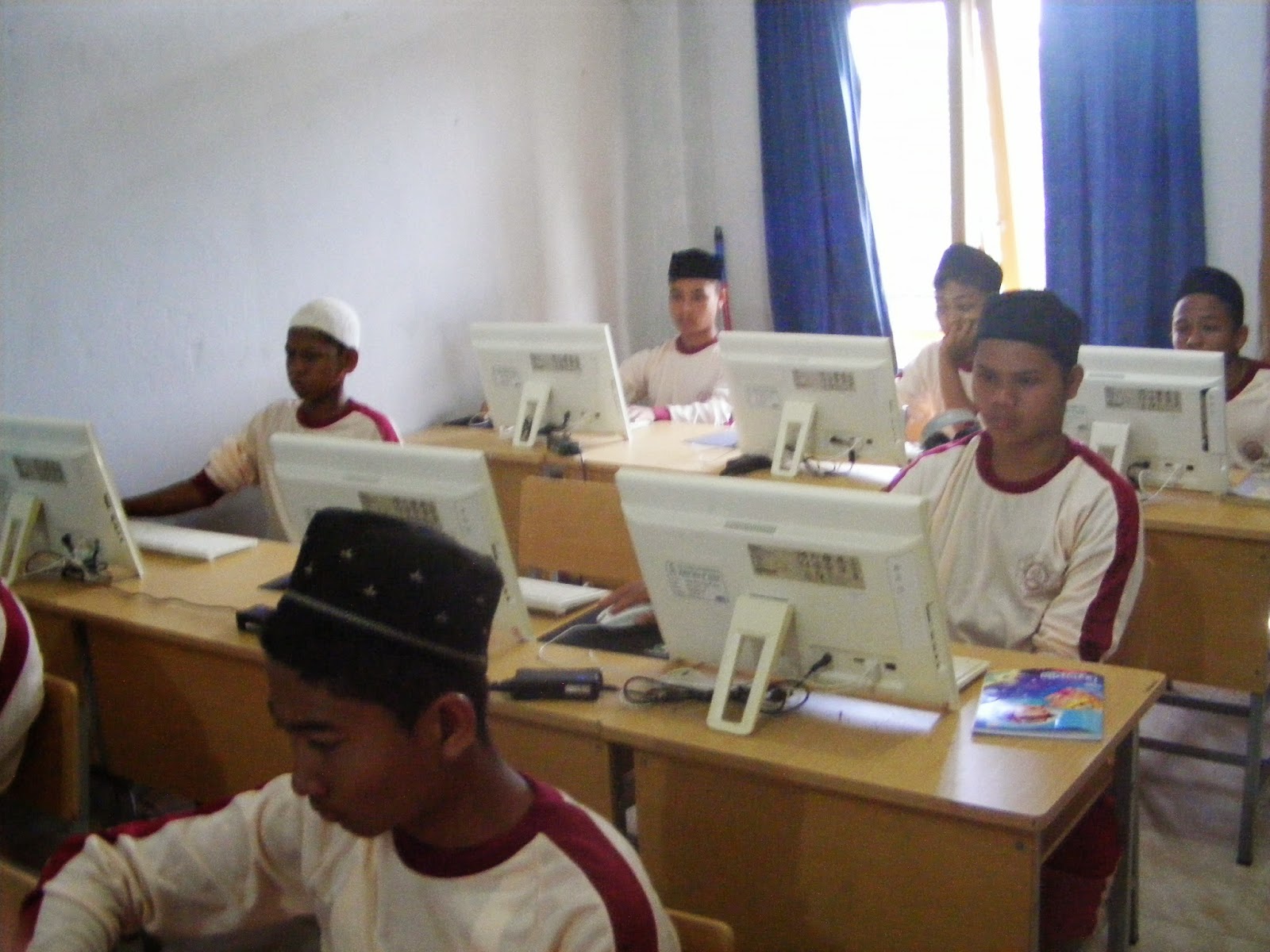 Siswa SMK Mahyal Ulum Al-Aziziyah belajar komputer - Dayah Mahyal Ulum ...
