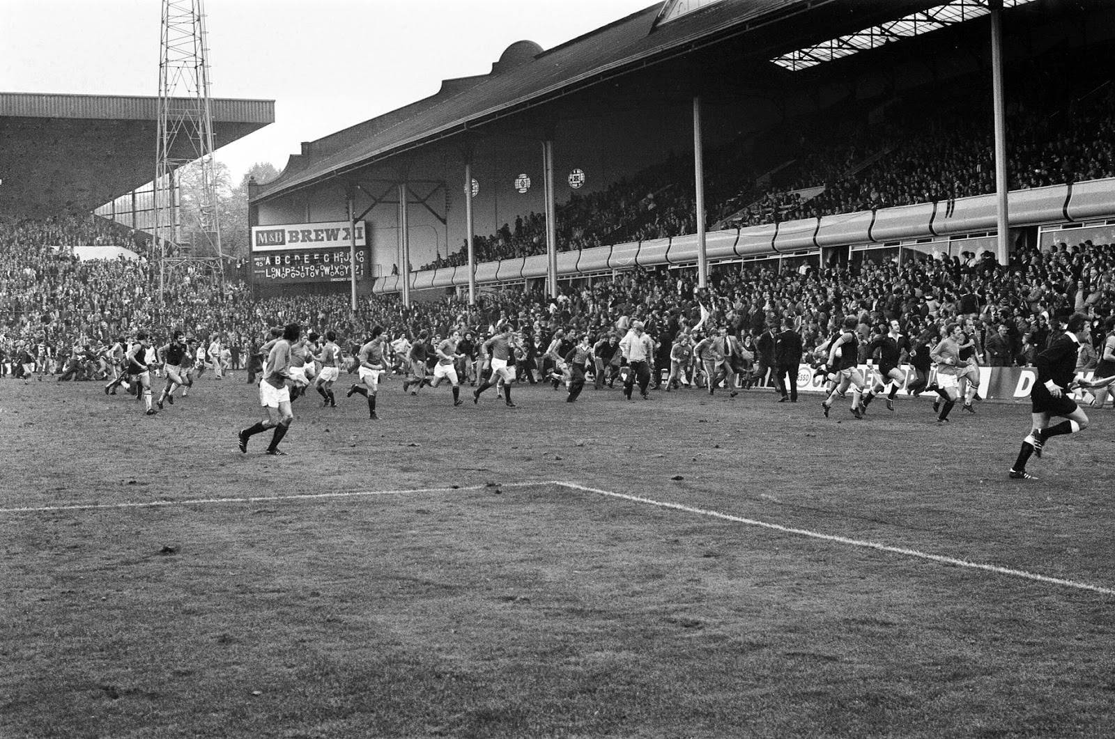 Football Hooligan Pictures: SEVENTEEN PICTURES: Aston Villa v Rangers ...
