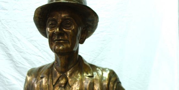 SURINAME MIRROR - Kwalitatief de beste!: Eindelijk een borstbeeld van ...