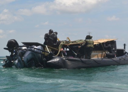 DEFENSE STUDIES: Latihan Pengguguran Air Droppable Rigid Hull ...