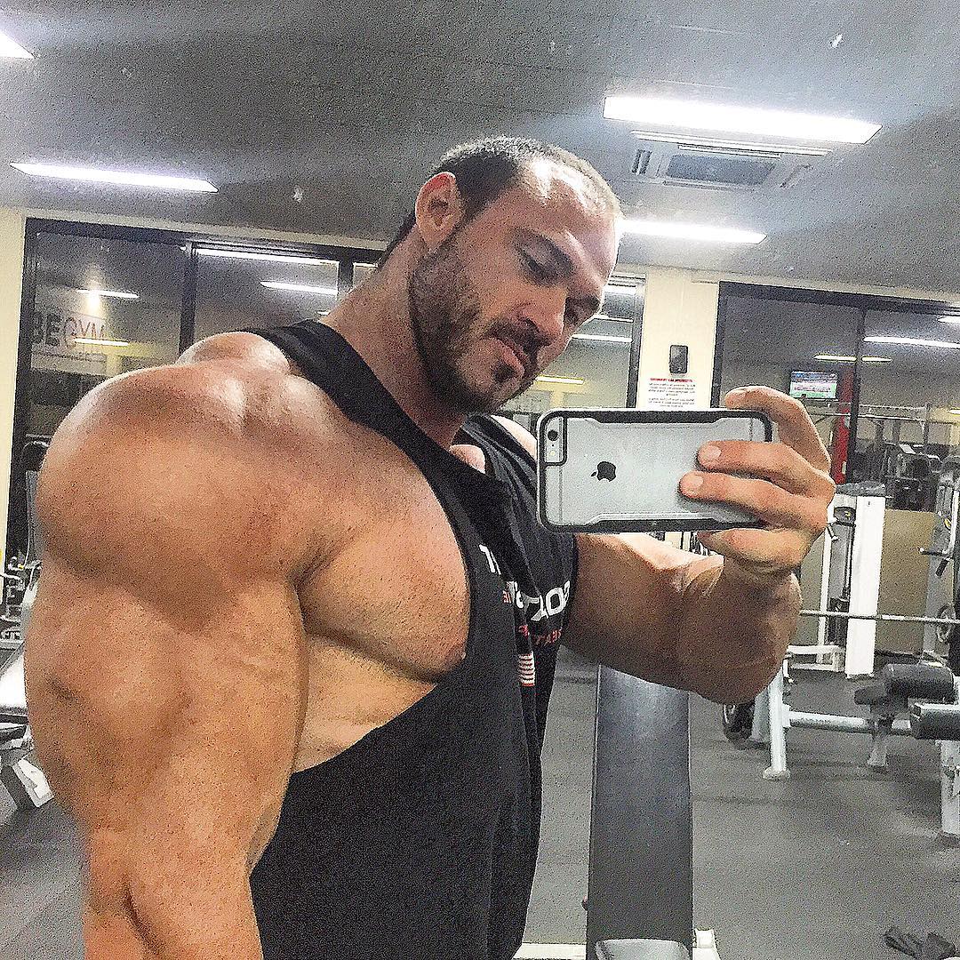 Muscle Lover: Aussie muscle giant Adam Dowling